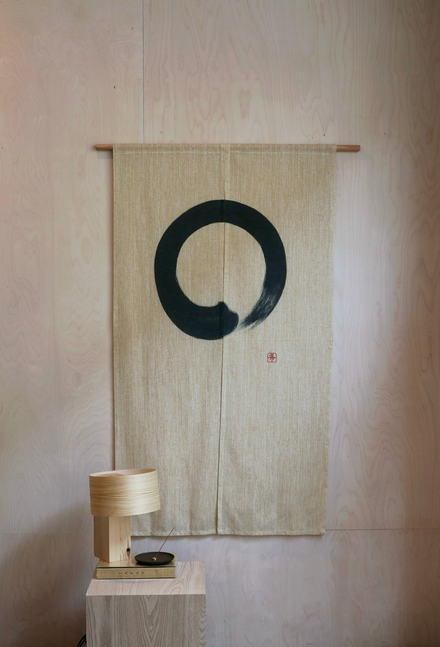 Japansk vægtæppe beige med sort cirkel