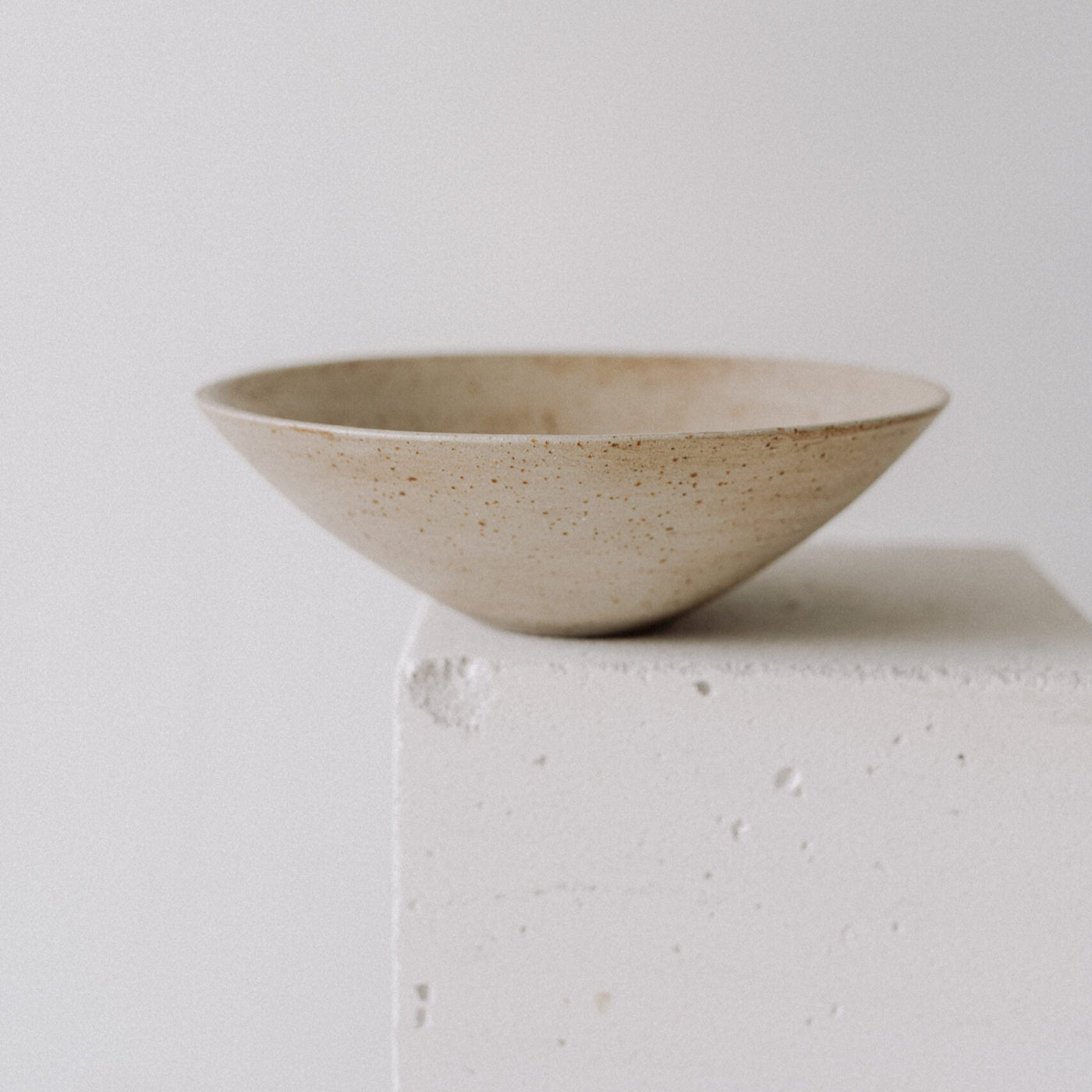 SHIZEN - Håndlavet stor skål i creme med brune nister